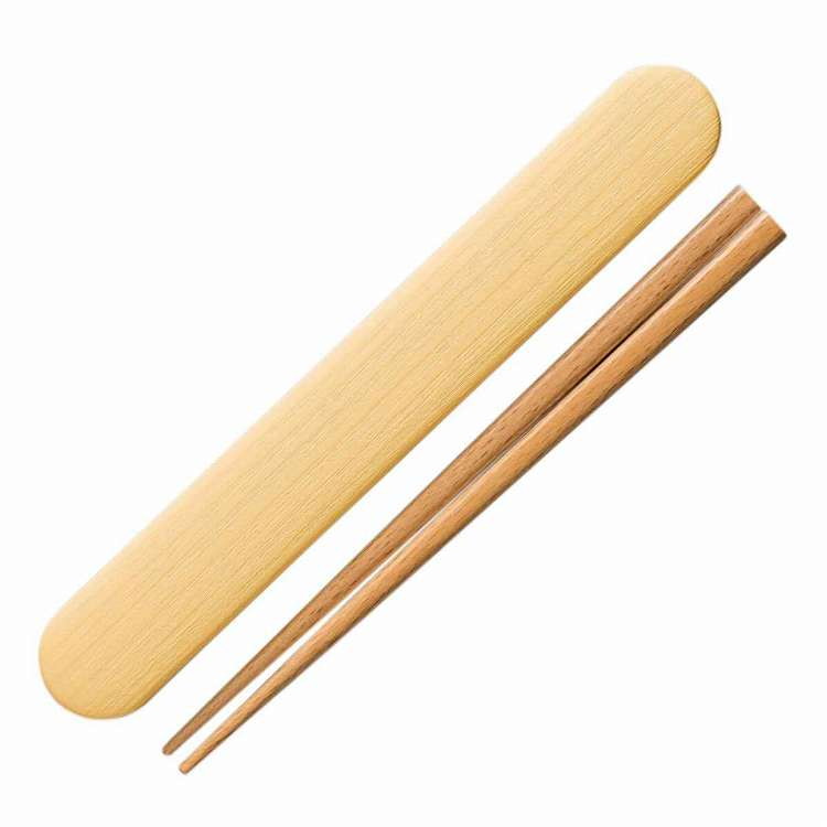 【商品説明】淡いカラーの木目調のお箸＆箸箱です。お箸の長さは男性でも使いやすい18cmです。シンプルなデザインなので性別問わずお使いいただけます。箸箱は開け閉めしやすいスライド式です。同じシリーズのお弁当箱と揃えると統一感がでるのでおすすめ...