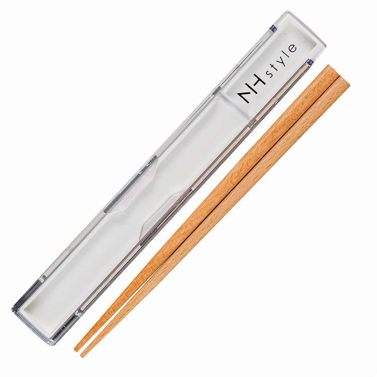 【商品説明】シンプルなデザインのお箸と箸箱セットです。お箸の長さは18cmです。男性・女性問わずにお使いいただけます。安心の日本製です。【商品情報】■サイズ約 幅19.1×奥行2.7×高さ1.3（cm） お箸：約 長さ18（cm）■材質お箸...