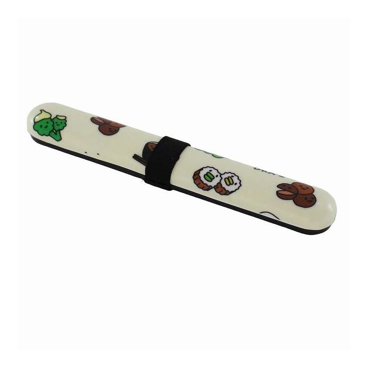 【商品説明】オカズのキャラクターが可愛いお箸箱セットです。お箸は食洗機OKです。お箸は木目調のナチュラルな優しい風合いです。お箸は18cmと使いやすい長さです。素地の上に布を貼るひと手間をかけた、布の風合いを感じられるお箸箱です。お弁当箱と...