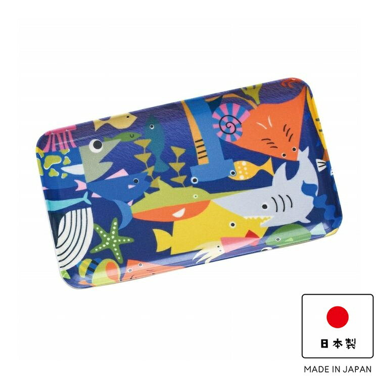 【商品説明】かわいいイラストの布貼り加工が施されたトレイです。食事の配膳や、ランチョンマットとしても便利です。食べこぼしで汚れても水洗い可能だからお手入れが簡単です。小物やアクセサリートレイとしても使用できます。複数枚揃えて使用してもスタッ...
