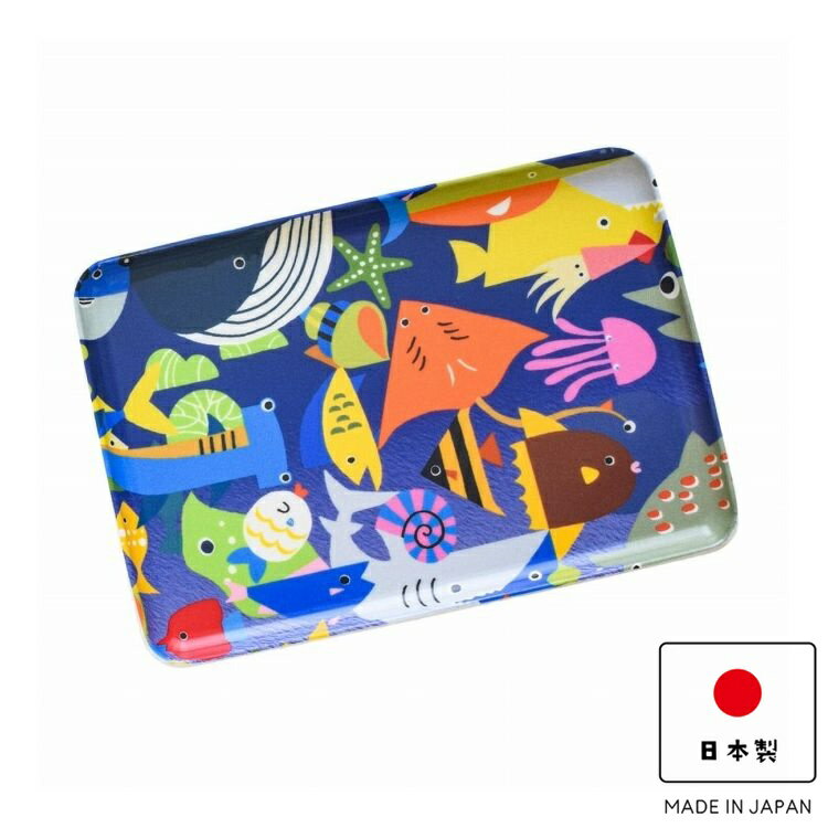 【商品説明】かわいいイラストの布貼り加工が施されたトレイです。食事の配膳や、ランチョンマットとしても便利です。食べこぼしで汚れても水洗い可能だからお手入れが簡単です。小物やアクセサリートレイとしても使用できます。複数枚揃えて使用してもスタッ...