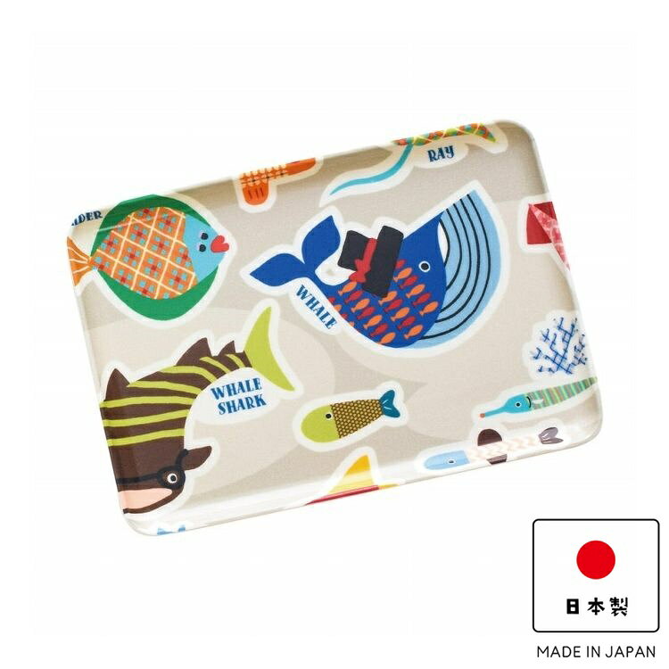 【商品説明】かわいいイラストの布貼り加工が施されたトレイです。食事の配膳や、ランチョンマットとしても便利です。食べこぼしで汚れても水洗い可能だからお手入れが簡単です。小物やアクセサリートレイとしても使用できます。複数枚揃えて使用してもスタッ...