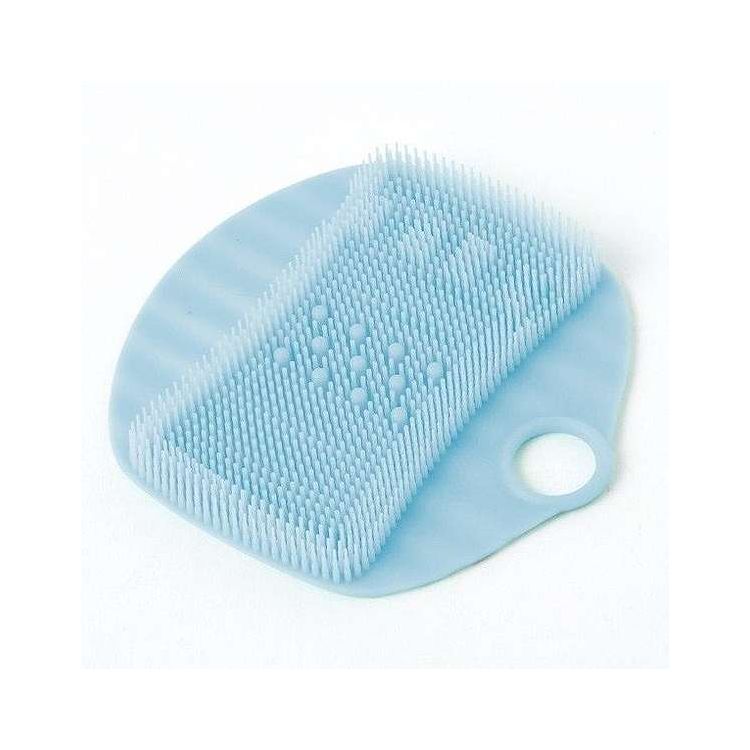 【商品説明】立ったまま使えるシリコンフットブラシです。シリコンのやわらかブラシで泡立ちがよく足裏をしっかり洗えます。指の間にもフィットするように、ブラシの一部が長くなっています。裏面はすべりにくい波型形状です。フック穴があるので吊るせて衛生...
