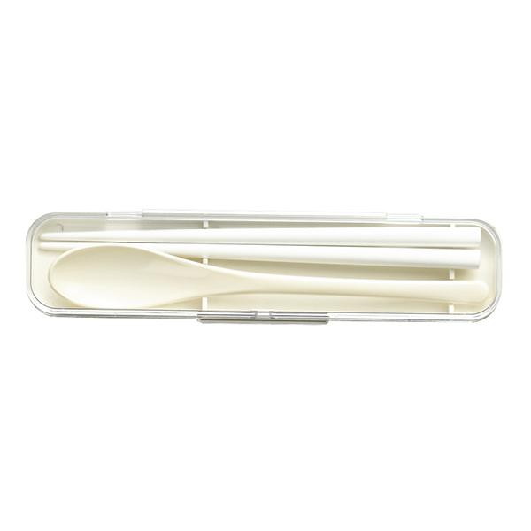 【商品説明】便利なランチスプーン＆お箸セット【商品情報】■サイズ約 幅19.5×奥行4.5×高さ2（cm） 箸：約 長さ18(cm) スプーン：約 長さ18×幅2.8(cm)■材質ケース本体：ABS樹脂 ケース蓋：AS樹脂 お箸：天然木 ス...