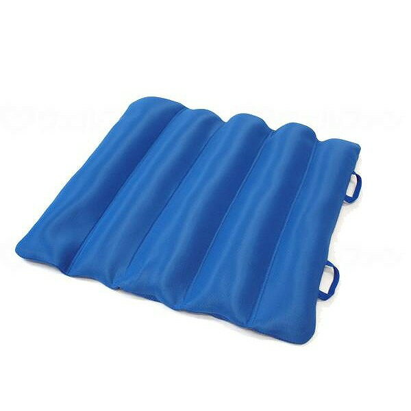 お風呂で便利な沈むクッション。メッシュ素材を広範囲に使用。ご使用後の水抜けが早くなりました。吊り下げに便利な設計。丸めて差し込んで姿勢を安定させます。シャワーチェアにもご使用頂けます。規格：1個規格詳細○サイズ：約40×40×厚さ4cm○洗...