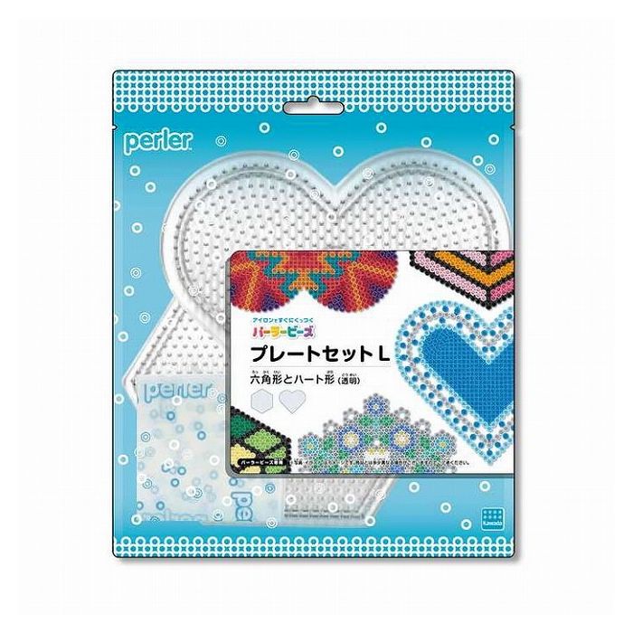 パーラービーズ専用のプレートセットがリニューアル！●透明プレートにぴったりの爽やかなデザインに、創作意欲を刺激する色とりどりの作品をレイアウトしたラベルがポイント。●パッケージをブリスターからプラスチック袋に変えることで、パッケージサイズを...