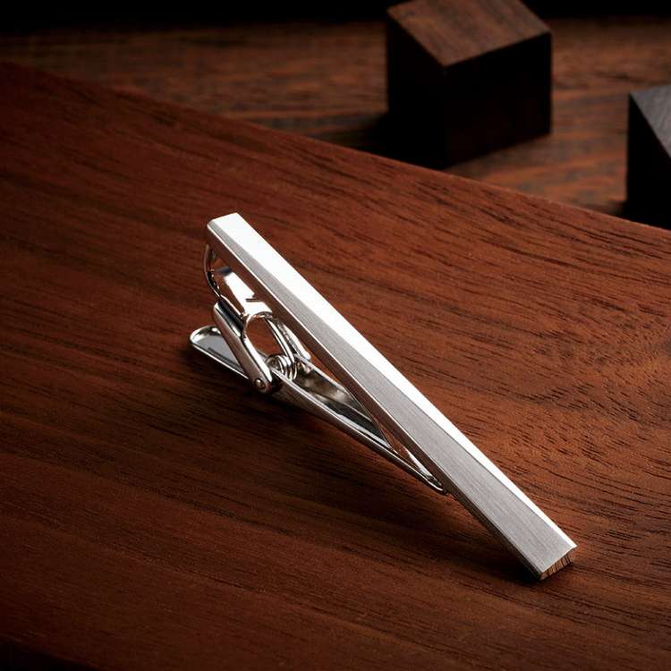 【商品詳細】表面は二面にカットされており、艶ありと艶消しそれぞれのメッキでシンプルに仕上げてあります。材質:真鍮（ロジウムメッキ）生産国:日本【代引きについて】こちらの商品は、代引きでの出荷は受け付けておりません。【送料について】北海道、沖...