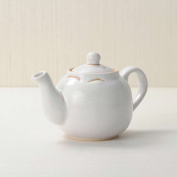 【商品詳細】白萩のやわらかな釉調が、お茶の時間をやさしく彩る。材質:陶器、茶こし:ステンレス生産国:日本セット内容:急須（径11×11.5cm・500ml）・茶こし×各1【代引きについて】こちらの商品は、代引きでの出荷は受け付けておりません...