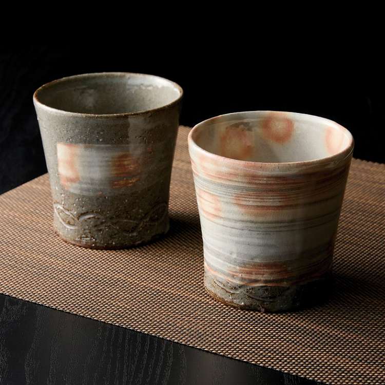 【商品詳細】刷毛目模様の美しいペアカップです。材質:陶器生産国:日本【代引きについて】こちらの商品は、代引きでの出荷は受け付けておりません。【送料について】北海道、沖縄、離島は送料を頂きます。