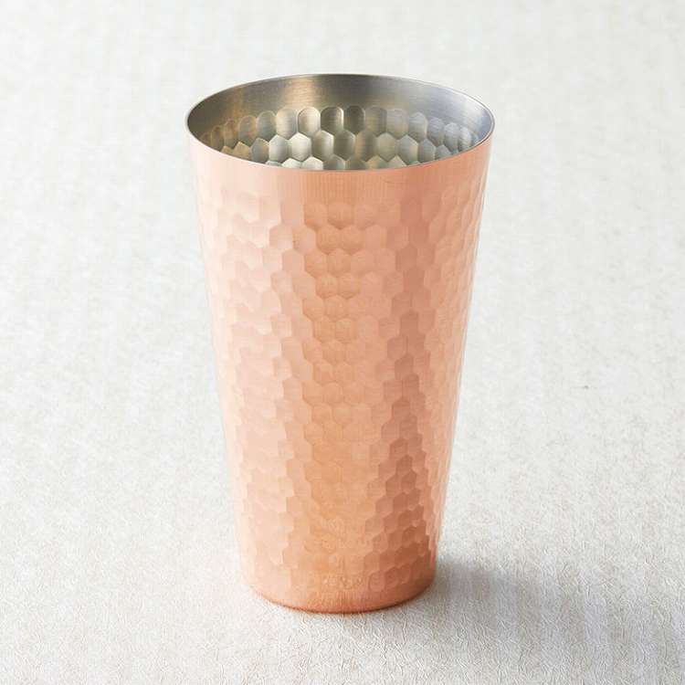 【商品詳細】銅は熱伝導に優れているため、冷たい飲み物を注ぐと、口当たりや手に伝わる清涼感は格別です。材質:銅生産国:日本【代引きについて】こちらの商品は、代引きでの出荷は受け付けておりません。【送料について】北海道、沖縄、離島は送料を頂きます。