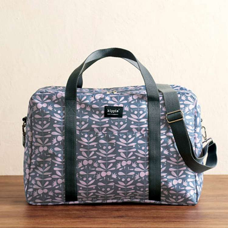 【商品詳細】大人な北欧柄がオシャレなバッグ。1泊旅行やジムなど様々なシーンに使える大容量ボストン型。ハンドルを差し込んで装着できるホルダーは、スーツケースやキャリーバッグの上に置いてキャリーオンバッグとしても使えます。ファスナー開閉式。内オ...