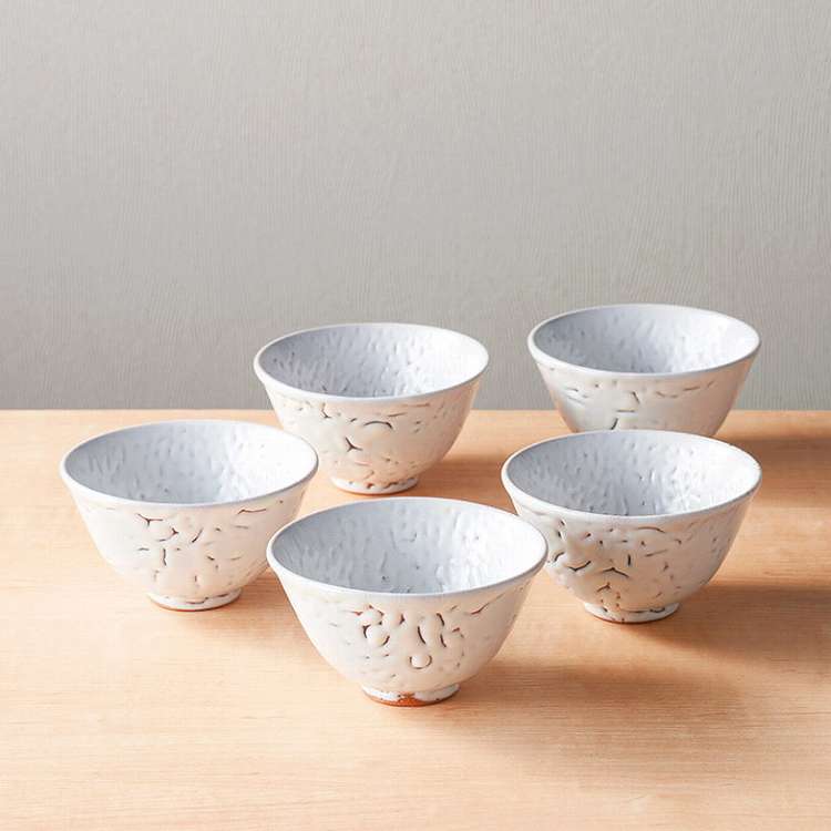 【商品詳細】カイラギとよばれる釉薬の縮れを景色にした茶碗5客揃です。材質:陶器生産国:日本【代引きについて】こちらの商品は、代引きでの出荷は受け付けておりません。【送料について】北海道、沖縄、離島は送料を頂きます。