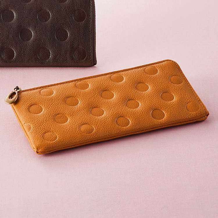 【商品詳細】ドット型押しの長財布。スマートなので鞄に入れやすく、かさばらない薄さです。本体素材には、控えめな経年変化と軽さが魅力の「姫路レザー」を使用。使い勝手の良さが特長です。ファスナー開閉式。外ファスナーポケット・内オープン式小銭入×各...