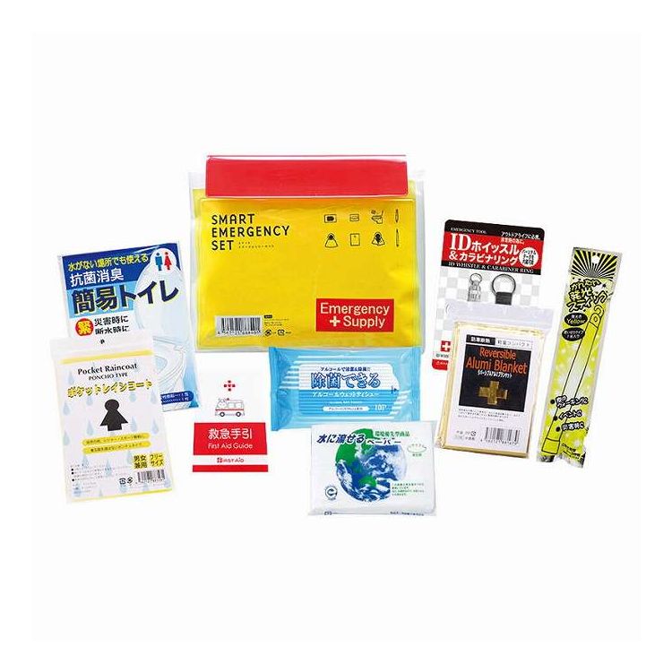 【商品詳細】防水仕様のポーチに入ったコンパクトで普段から携帯しやすい防災セット。IPX4防水規格適合（生活防水基準）内容:防水ケース（約195×233mm）×1、IDホイッスル&カラビナリング・発光スティック・レインコート・抗菌消臭簡易トイ...