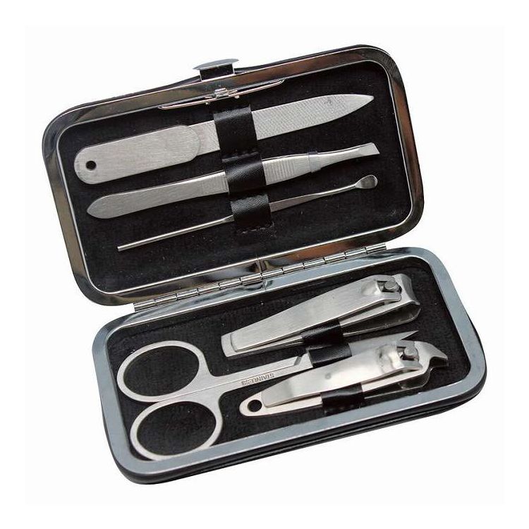 【商品詳細】高級感あふれるステンレス製のネイルケアセットです。内容:ケース（約68×110×26mm）・爪切り（大）・爪切り（小）・毛抜き・耳かき・ハサミ・爪やすり×各1原産国:中国【代引きについて】こちらの商品は、代引きでの出荷は受け付け...
