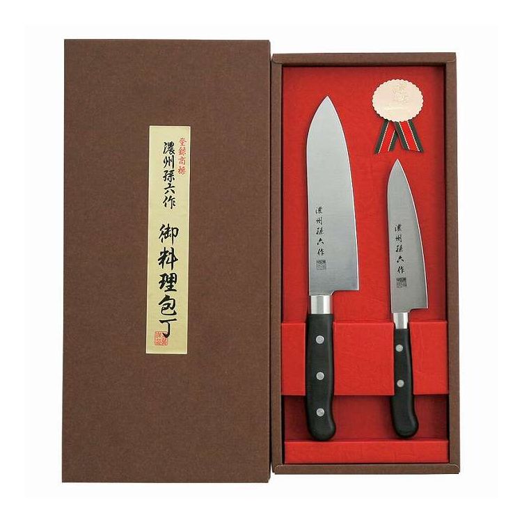 【商品詳細】濃州孫六作の伝統を受け継いで1丁ずつ作られた包丁です。内容:三徳包丁（刃渡約170mm）・ペティナイフ（刃渡約120mm）×各1原産国:日本【代引きについて】こちらの商品は、代引きでの出荷は受け付けておりません。【送料について】...