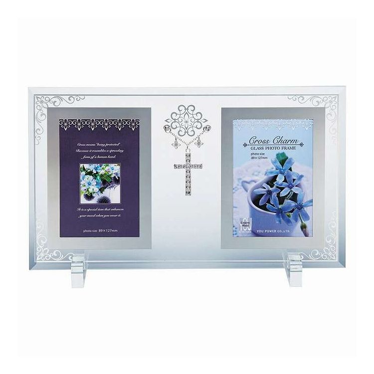 【商品詳細】クリアガラスに、クロスチャームの左右には小さなクローバーもついて、モダンなフォトフレームです。クロスは天と地の交流の象徴であり、生きる力の象徴ともされています。卓上用。フレームの周りはミラーになっています。内容:本体（約180×...