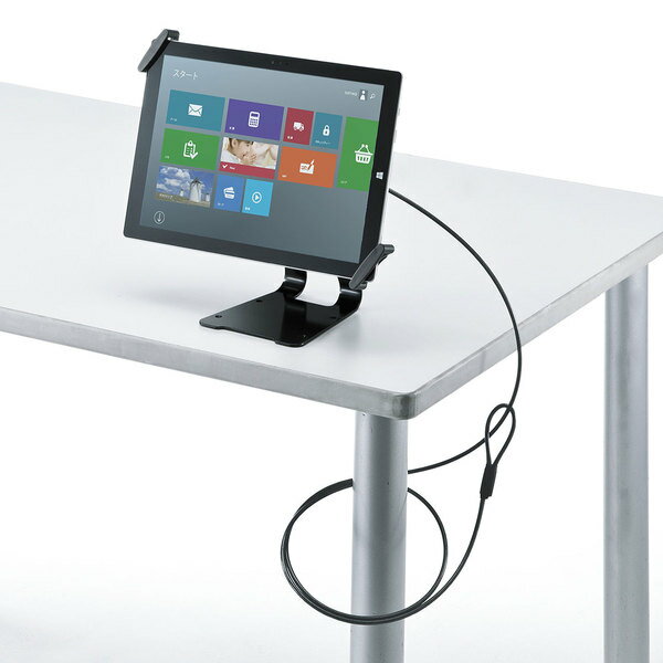 【商品詳細】タブレットを盗難から防止。10〜13インチ対応・ブラック。スタンド付き。●10〜13インチまでのタブレットに取付けて、盗難から防止します。（厚み12mm、対角線長さ275〜390mm対応）●長さは約2mm間隔で調整でき、本体を伸...