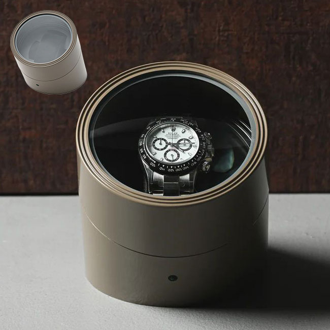 【商品説明】シックなデザインで定評があり、その品質においても多くのユーザーに愛されているエスプリマ。お気に入りの腕時計をいつもベストな状態にしておくワインディングマシーン。 自動巻上機などとも呼ばれている自動巻時計専用の電動振動装置です。サ...