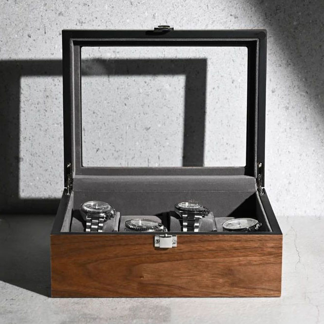 【商品説明】お気に入りの腕時計を、美しく保管。高級感のあるデザインなのでインテリアとしてもおすすめです。サイズ:横25cm・奥行19.5cm・高9.8cm　重量:1.18kg 仕切り:横5.3cm・奥行8.5cm・高3.7cm 素材:MDF...