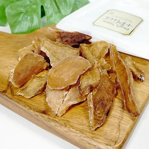 【商品説明】宮城県沖で漁獲された気仙沼産の鮫肉（青鮫）を丁寧に処理し、低温でじっくりと乾燥。香ばしい風味が食欲をそそる、美味しいおやつに仕上げました。漁獲後、骨と余分な脂を取り除き新鮮な状態で水洗いしているので、臭みはありません。また、しっ...