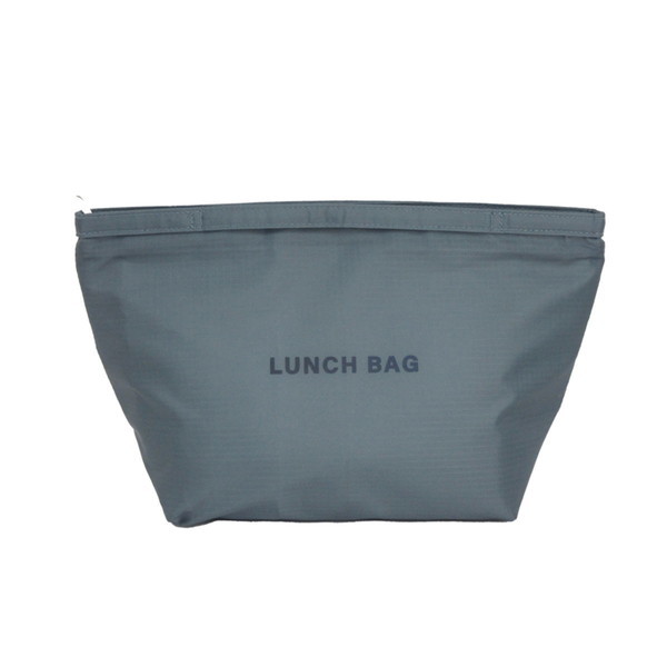 【商品説明】アルミ蒸着シートと断熱材仕様の保冷バッグです。薄く折りたためるので、スッキリ収納できます。ランチタイムに必要なカトラリーセット、ペットボトルも一緒に収納できます。フラットに収まる持ち手付きです。ユニセックスなデザインとカラーは、...