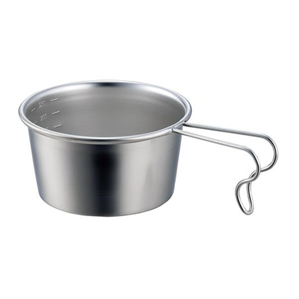 【商品説明】アウトドアで1つあると計量カップや食器替わりにでき便利です。直火・ガスOKで調理器具としても使用できます。計量時に便利な目盛付きです。安心の日本製です。【商品情報】■サイズ約 幅15.5×奥行9.9×高さ5.2（cm）■材質18...