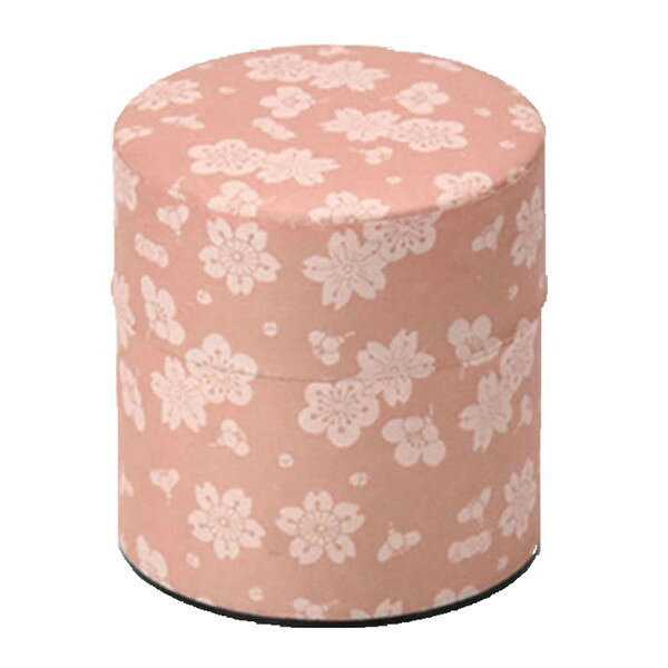 【商品説明】表面に紙を巻いてデザインした茶筒、ぽッ・かんシリーズの花唐草と桜梅文柄の茶筒です。中蓋は本体と同じブリキ製です。和風柄で暖かみのあるカラーリングの茶筒です。紅茶の茶葉やティーバッグ、お菓子、小物を入れてインテリアとして置いておい...