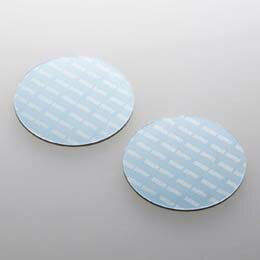 小さくて軽い!機器に貼るだけで強力放熱![特徴]●ノートパソコンやモバイル機器に貼るだけで強力放熱します。↓●直径4.3センチの丸型、厚さわずか1.2mmとモバイル機器に貼っても気になりません。↓●プラズマパネル冷却用高級素材使用しています...