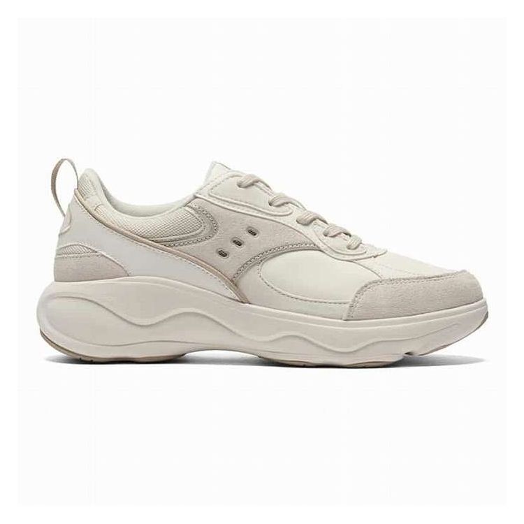 アシックスで働く女性たちがプロジェクトチームを組み、機能性とともに高いファッション性を追求し開発した「GEL-LASIRO」シリーズ。アッパーはストレッチ性に優れた人工皮革を中心に、複数の素材使いで遊び心を演出。日本の美の要素を取り入れた上...