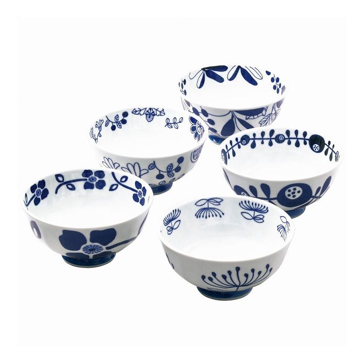 【商品詳細】染付のお茶碗は他の器とのバランスも良く、軽くて毎日の食卓で使いやすい器です。 生産地:日本 現品サイズ・内容:直径12cm高さ6.1cm茶漬5客(5柄)・磁器・［日本製］ 【送料について】北海道、沖縄、離島は送料を頂きます。