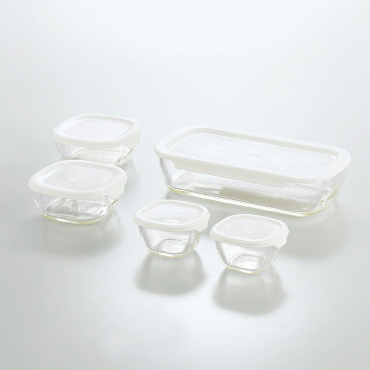 【商品詳細】調理してそのまま食卓へ。長方形の保存容器は冷蔵庫の奥行きを活かした省スペース収納。フタをしたまま電子レンジ、フタを外してオーブンOKです。 生産地:日本 現品サイズ・内容:23.8×12.5×5.6cm容量900ml保存容器1個...