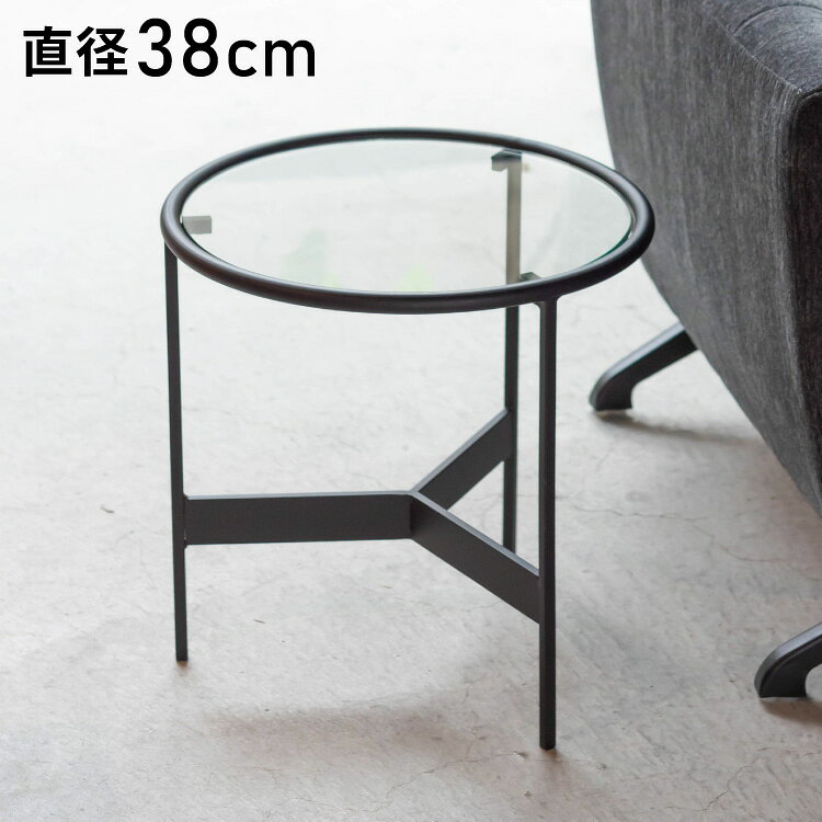 ■商品サイズ幅38×奥行38×高さ38.5cm■素材アイアン(粉体塗装) 8mm強化ガラス■生産国中国■特徴シンプルでスタイリッシュなガラステーブルマットなブラックアイアンの滑らかな曲線とハードなガラスを組み合わせた2サイズのローテーブル。...