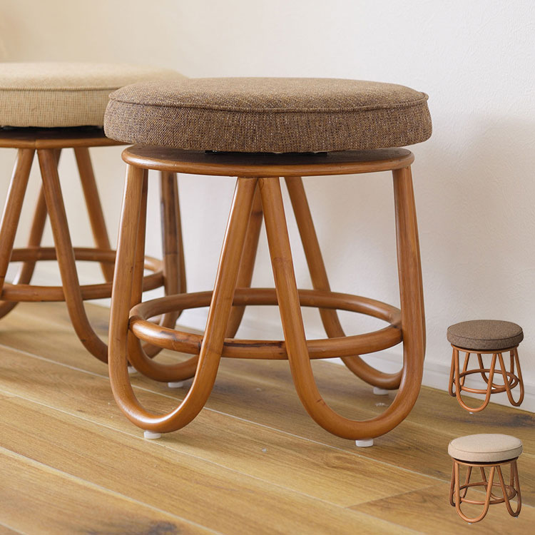 ■商品サイズ直径39.5×約高さ35.5cm■素材ラタン ラッカー塗装 ポリプロピレン ポリエステル■生産国インドネシア■特徴脚にラタンを使用した、軽量の回転スツール。360°くるりと回転するので、狭い場所でも立ち座りがスムーズです。コンパ...