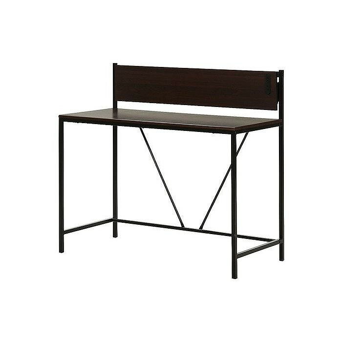 シンプルにデザインされた実用的なデスクです。落ちつきがあるブラウン＆ブラックのカラーリングでお部屋の雰囲気にも合わせやすいアイテムです。棚部は可動式なので使わない時は閉じておくことができます。コンセント2口付きです。【本体サイズ】W1050...