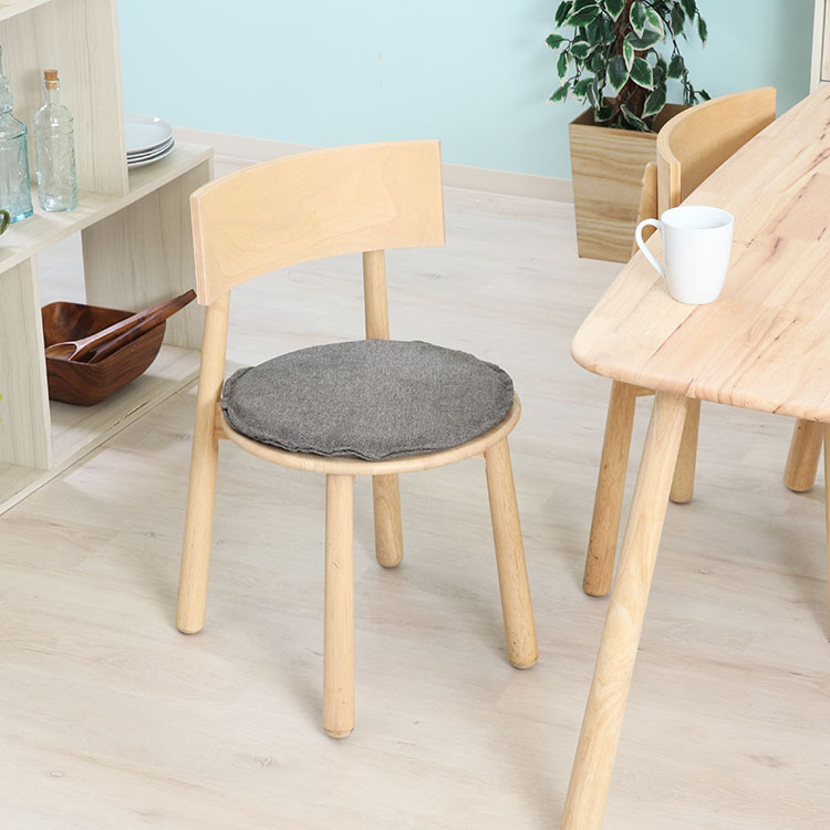 ■商品サイズ幅44×奥行43.5×高さ76.5cm■素材構造部材:天然木(ラバーウッド)張り材:ポリエステル100%クッション材:ウレタンフォーム表面加工:ラッカー塗装■生産国マレーシア■特徴北欧ナチュラルなダイニングチェア■備考組立品【代...