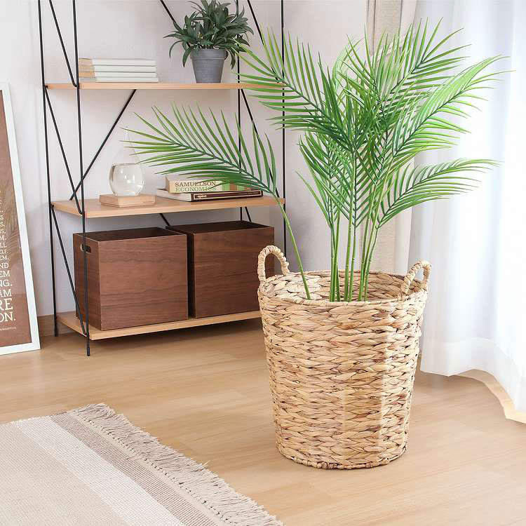 ■商品サイズ幅35×奥行33×高さ40cm■素材ウォーターヒヤシンス■生産国中国■特徴天然素材ウォーターヒヤシンスがやわらかな印象の鉢カバー 10号鉢対応北欧風やヴィンテージ、モダンなど様々なスタイルに合わせやすいデザインです。柔らかな手触...