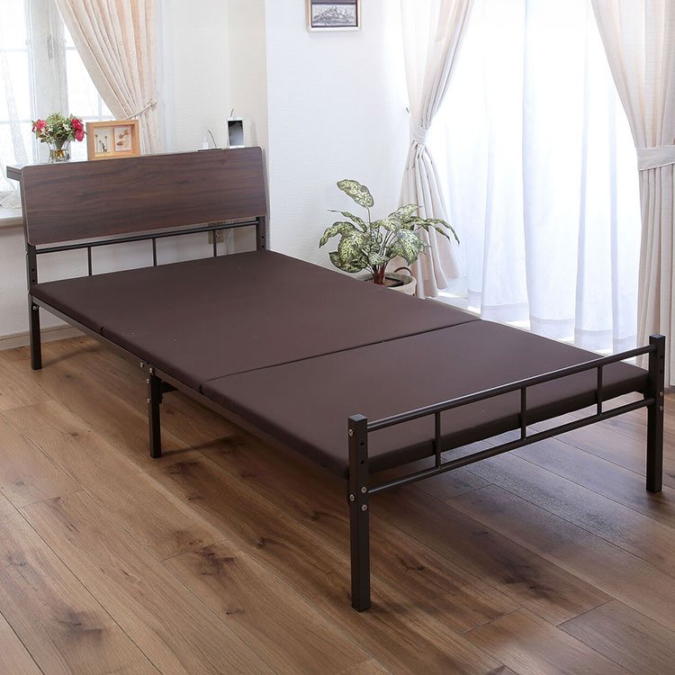 手が届くところに必要な物が置けて大変便利！コンセントが付いた宮付きのパイプベッド。枕元に置いておきたい時計やティッシュ等の小物を頭上の棚に置けば睡眠中に落とす心配がありません。コンセント付きでスマホの充電や照明も置けて便利。お部屋になじむ温...