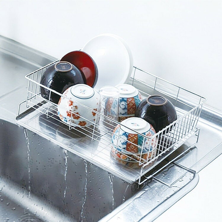 水が溜まらないから、いつも清潔。ステンレス製水切りバスケット「水切りトレーに水が溜まってヌメリが出るのがストレス…」「キッチンをスッキリ見せたい」そんな声に応える、機能美を追求した日本製のステンレス製水切りバスケットです。【キッチンが快適に...