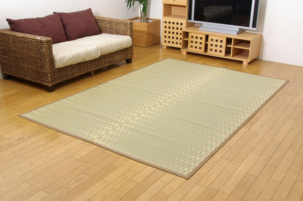 ナチュラルで落ち着きのある花ござです。掛川織は九州筑後地方の伝統的な織り方です。大きな目と小さな目に交互に織り込んだ美しく洗練されたモダンなデザインが人気です。また、厳選された良質の太く長いイ草を高密度に織り込んでいますので丈夫で耐久性があ...