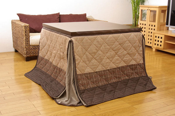 べとつかずサラっとした肌触りのしじらの高脚用こたつ掛け布団です。裏地にはあったか素材のボアを使用しています。薄手なので折りたたんでもかさばらず、コンパクトに収納できます。部分暖房のこたつは電気代もおトクです。【商品詳細】■サイズ高さ22×幅...