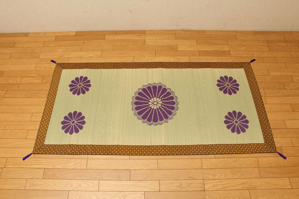 　【商品特徴】お盆の準備や、新しくご仏壇をご購入された方にお勧めの御前ござです。ギフトケースでお届けを致しますので、贈り物にもピッタリです。袋織りという技法で仕上げました。折れ曲がりが複雑なので長いイ草を使用しないと切れてしまいます。縦糸が...