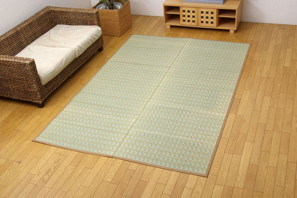 　【商品特徴】い草敷物の中でも高級品とされる「掛川織り」のカーペットです。掛川織は九州筑後地方の伝統的な織り方です。大きな目と小さな目に交互に織り込んだ美しく洗練されたモダンなデザインが人気です。また、厳選された良質の太く長いイ草を高密度に...