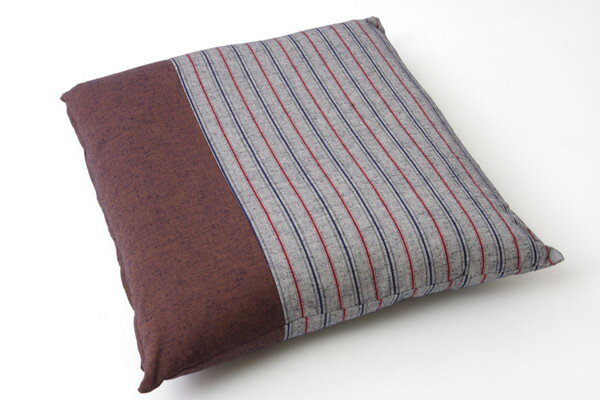 原産国:日本素材:側地=綿100% 中綿=綿/ポリエステル※カバー＝30℃以下の水温で弱い手洗いで洗濯してください。（洗濯機は使用できません。） 干し方＝日陰のつり干しがよい。銘仙判サイズ（約55×59cm）の布団です。綿100%を使用した...