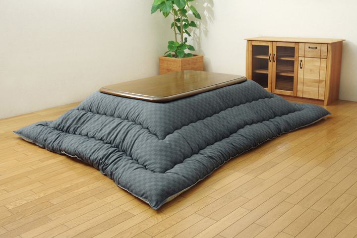 　【商品特徴】生地にインド綿を使用したこたつ布団です。シンプルモダンをテーマにデザインしておりますので、少し大人で素材感のあるお部屋のイメージにぴったりです。側地にはインド産の綿生地を使用しております。本商品の裏地ははインド綿の生地を研磨す...