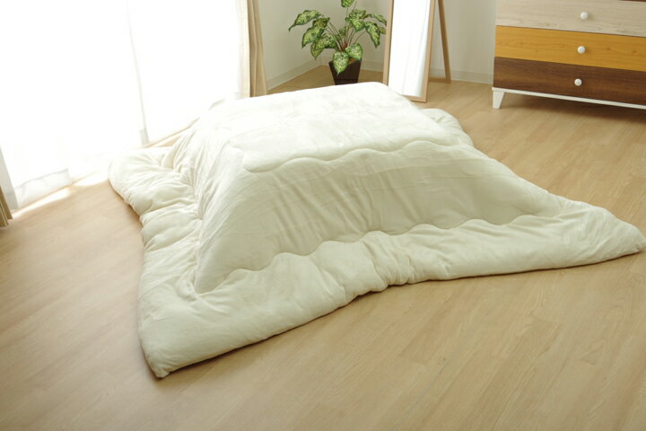 中わたに抗菌防臭加工を施した無地のこたつ布団です。側地には柔らかく、肌触りの良いフランネル生地を使用してます。毛足が短いので掃除機もかけやすく、毛足にゴミや埃が絡みにくいという特長もあります。両面使用可能なリバーシブルタイプです。また、表地...