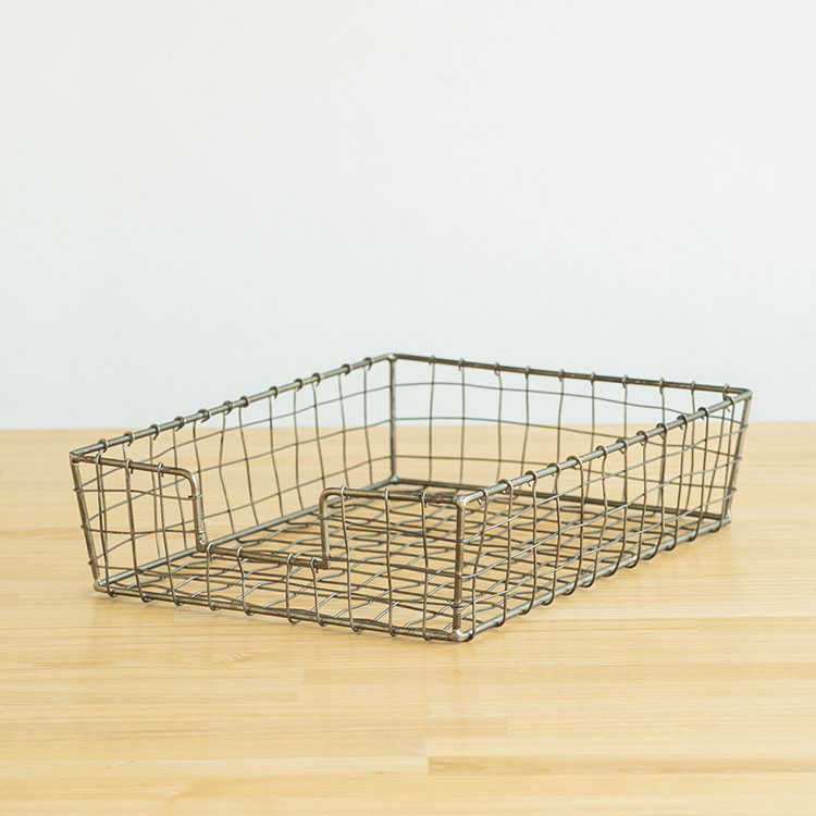 ■商品サイズ幅24×奥行33×高さ8cm■素材スチール■重量1kg■生産国インド■特徴アンティーク調のスチールワイヤーを編んだペーパートレー。光沢を押さえて無機質な素材感ですが、職人の手編みにより生まれたゆがみや曲線から優しい風合いを感じて...