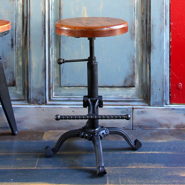 【内容】工業製品のような重厚さを活かしつつ、日常で使えるようにデザインされた「INDUSTRIAL（インダストリアル）」シリーズのバーチェア。くるんと丸い猫脚フレームや装飾の施された足置きが特徴的なバーチェアは重厚な雰囲気の中に美しさや可愛...