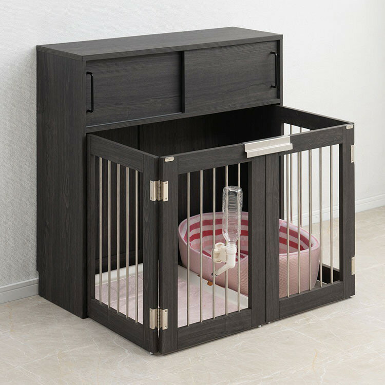 ブラック木目が放つ高貴な印象の【Blacker】ブラッカーシリーズ。ワンタッチでたたんでしまえる収納型ケージ。インテリア性も兼ねたペット家具『すむぺっとシリーズ』。収納も付いたドッグサークルは、愛犬をサークルに入れるときだけ広げるので、普段...