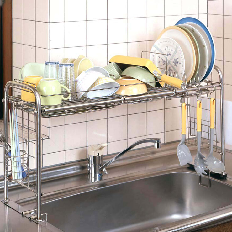 ●商品サイズ：幅110×奥行24.5×高さ42.5cm 4500g●材質：本体＝ステンレス、箸立て底部＝銅、脚裏＝ゴム●原産国：日本●組立品●耐荷重：上部＝20kg●本体幅64〜110cmの伸縮式●水切りバスケット（大・小）、皿立て、水切り...